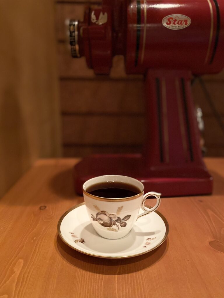 カップ＆ソーサ 『ブラウンローズ』 | くつろぎとぬくもりのカフェ凛 こだわりの炭火自家焙煎コーヒー | COFFEE RIN